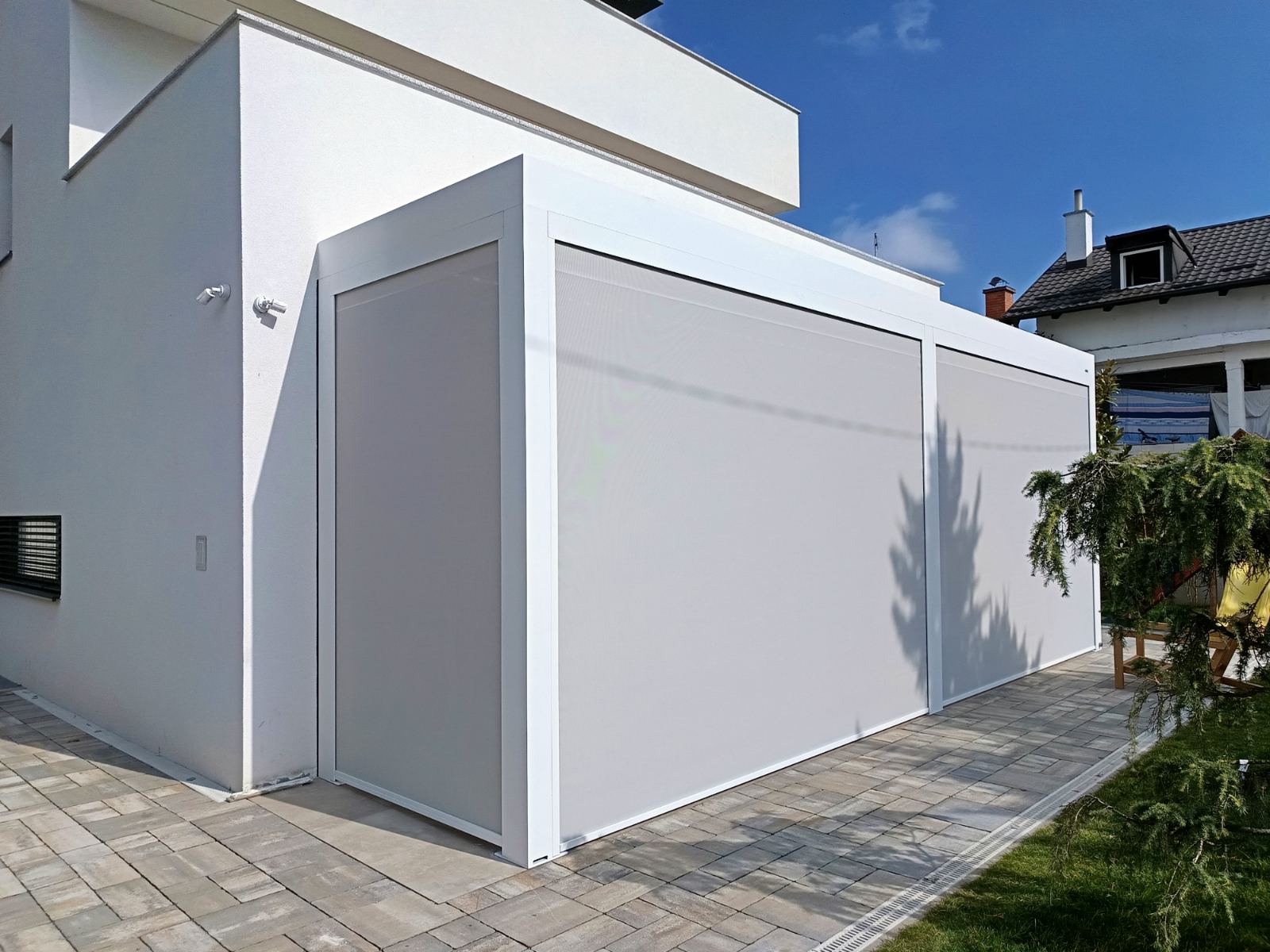 Weiße bioklimatische Pergola und ZIP-Rollos - Soltec