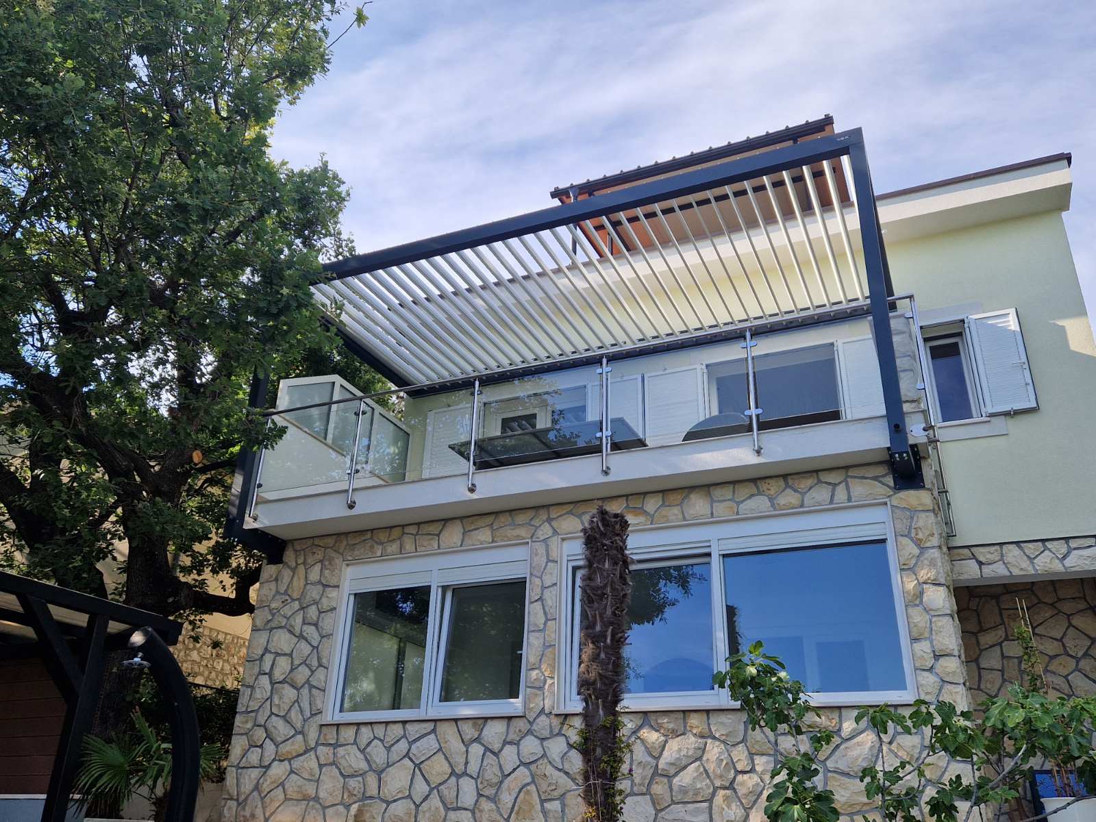 Inovativno vpetje pergole pod balkon - Soltec