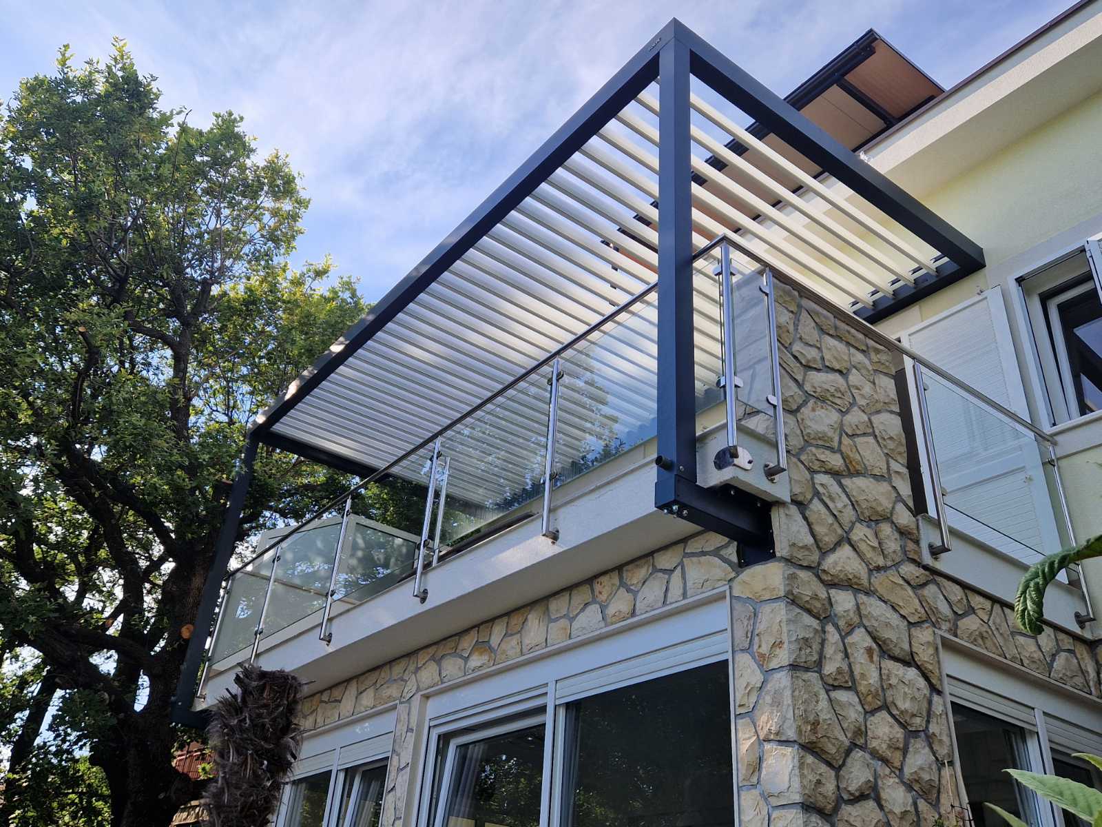 Innovative attachment of the pergola under the balcony - Soltec