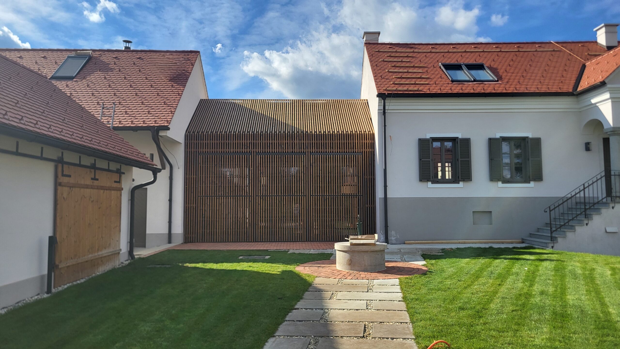 Dvižni panel L 80, letvice sibirski macesen, motorizirani, Slovenija