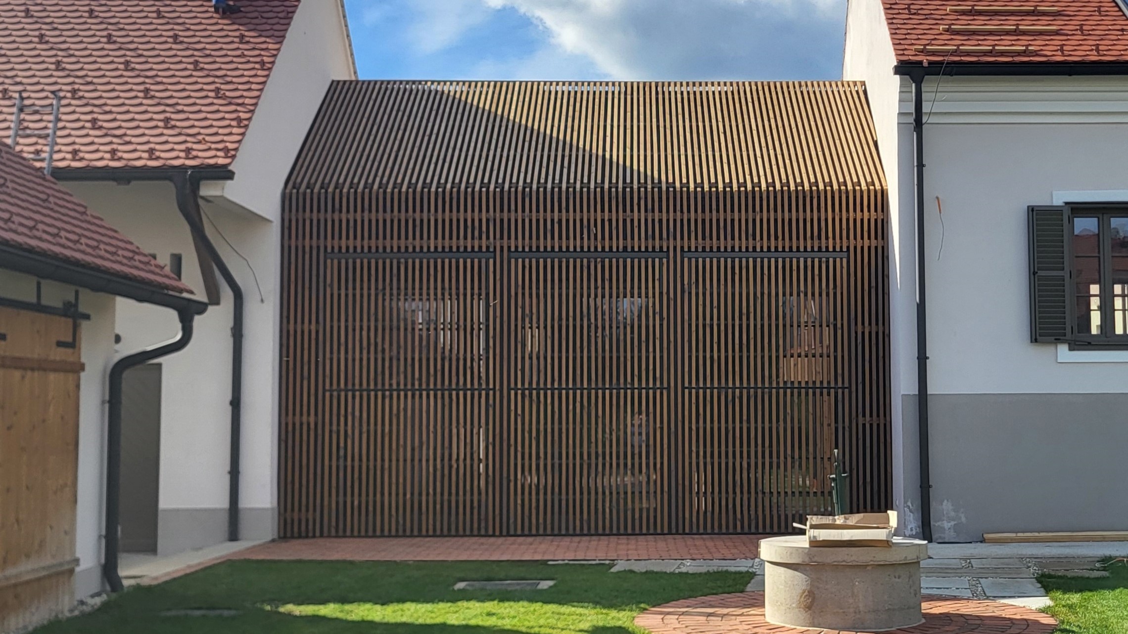 Dvižni panel L 80, letvice sibirski macesen, motorizirani, Slovenija